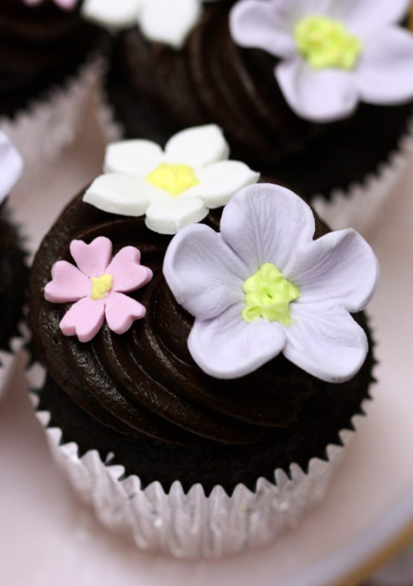How to make Flower Cupcakes - 23 Delicious Cupcake Decoration Tutorials