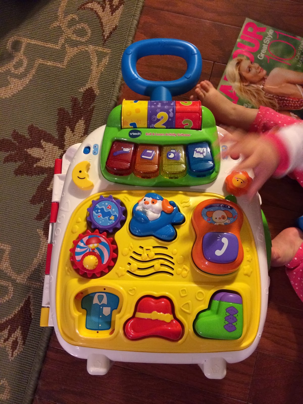 小秋的生活日記: [第二輪365-130] 阿秋的生日玩具VTech Roll and Learn Activity Suitcase