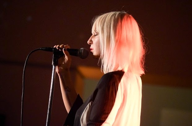 Sia Performs "Elastic Heart" On "SNL" (VIDEO)