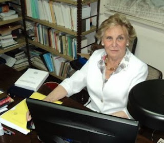 en distintas direcciones: Isabel Cárdenas