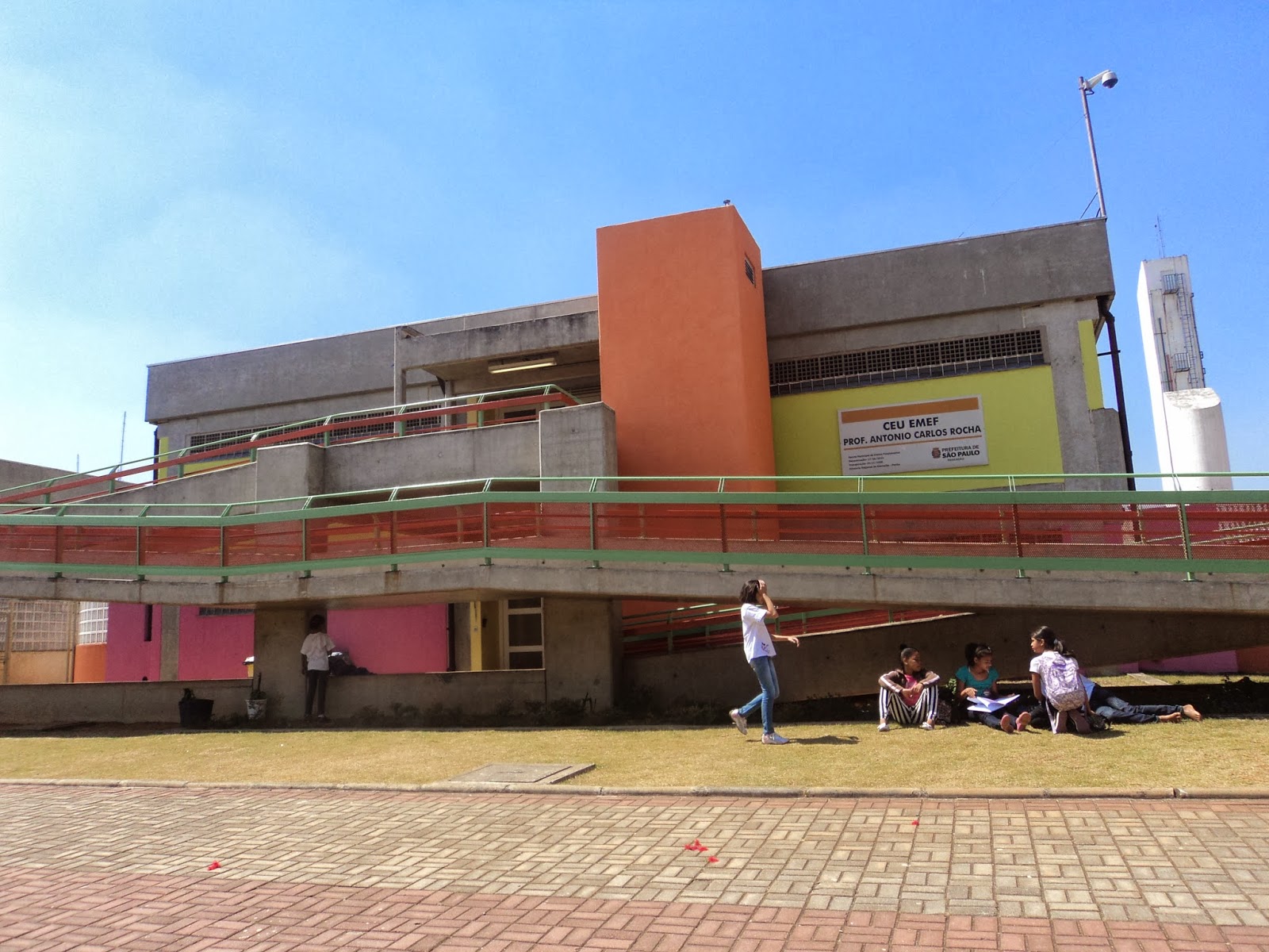 CEU EMEF PROFESSOR ANTONIO CARLOS ROCHA: Fachada da Escola