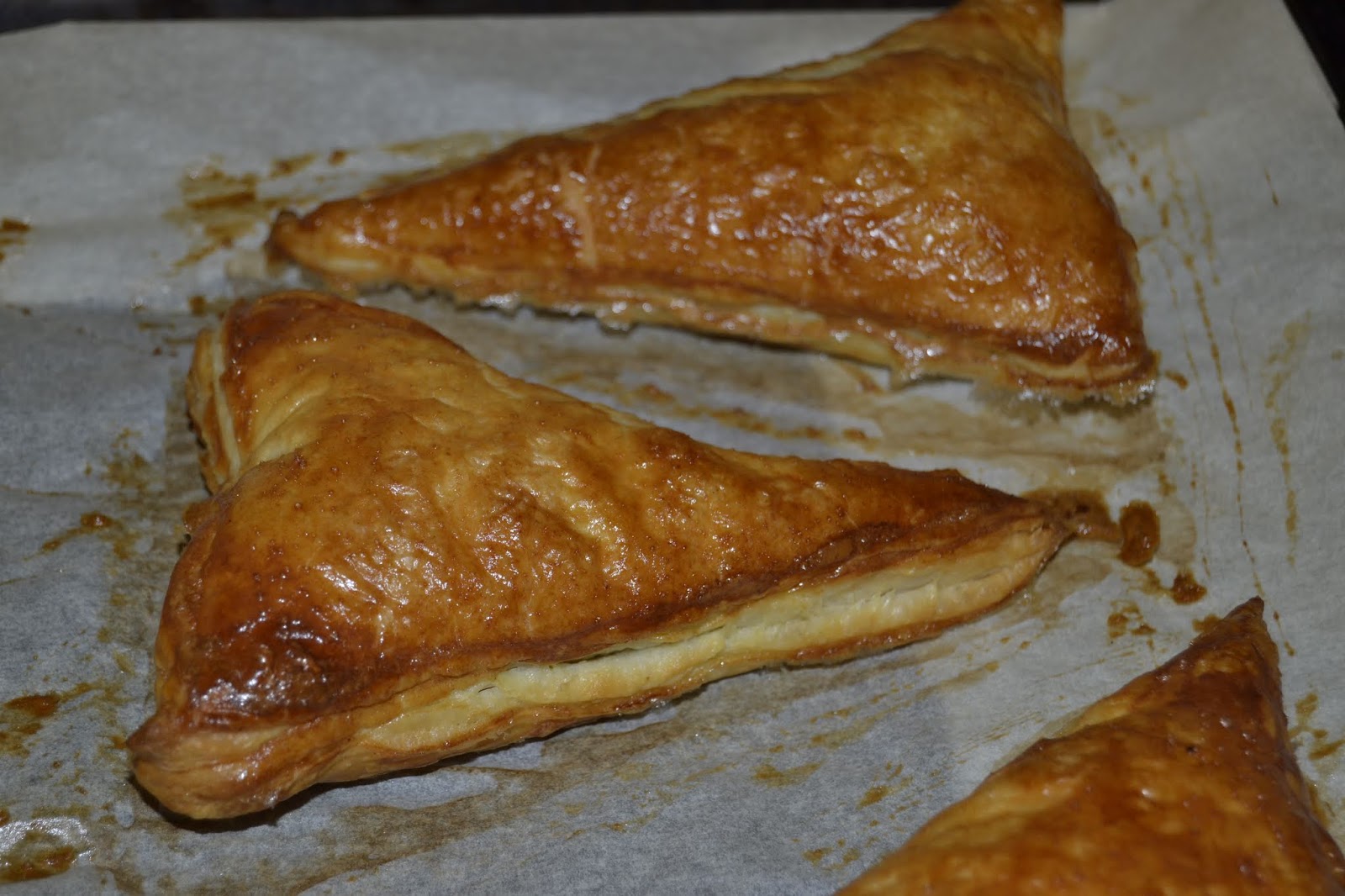 ENSUCRAT: TRIANGLES DE PASTA DE FULL AMB XOCOLATA