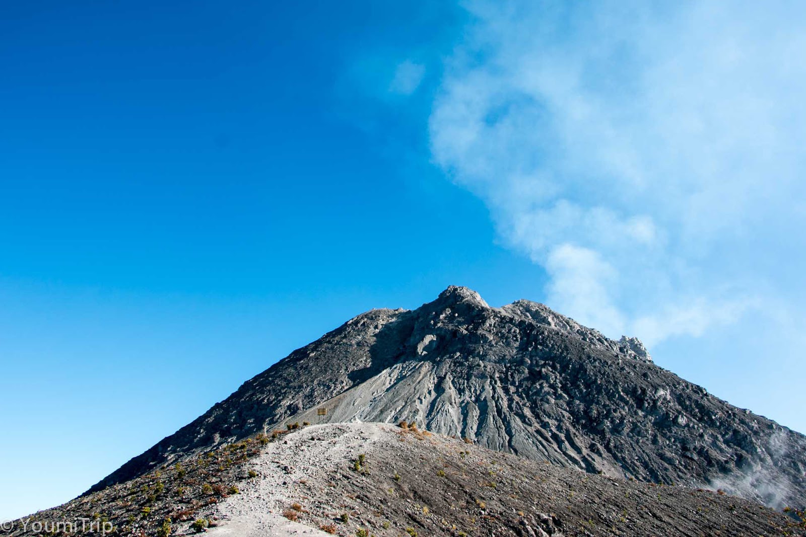 Hiking up Indonesian Volcanos - YoumiTrip