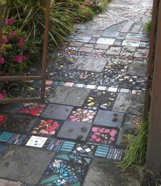 56 Wonderful DIY Mosaic Garden Path Decorations For Your Inspiration ...