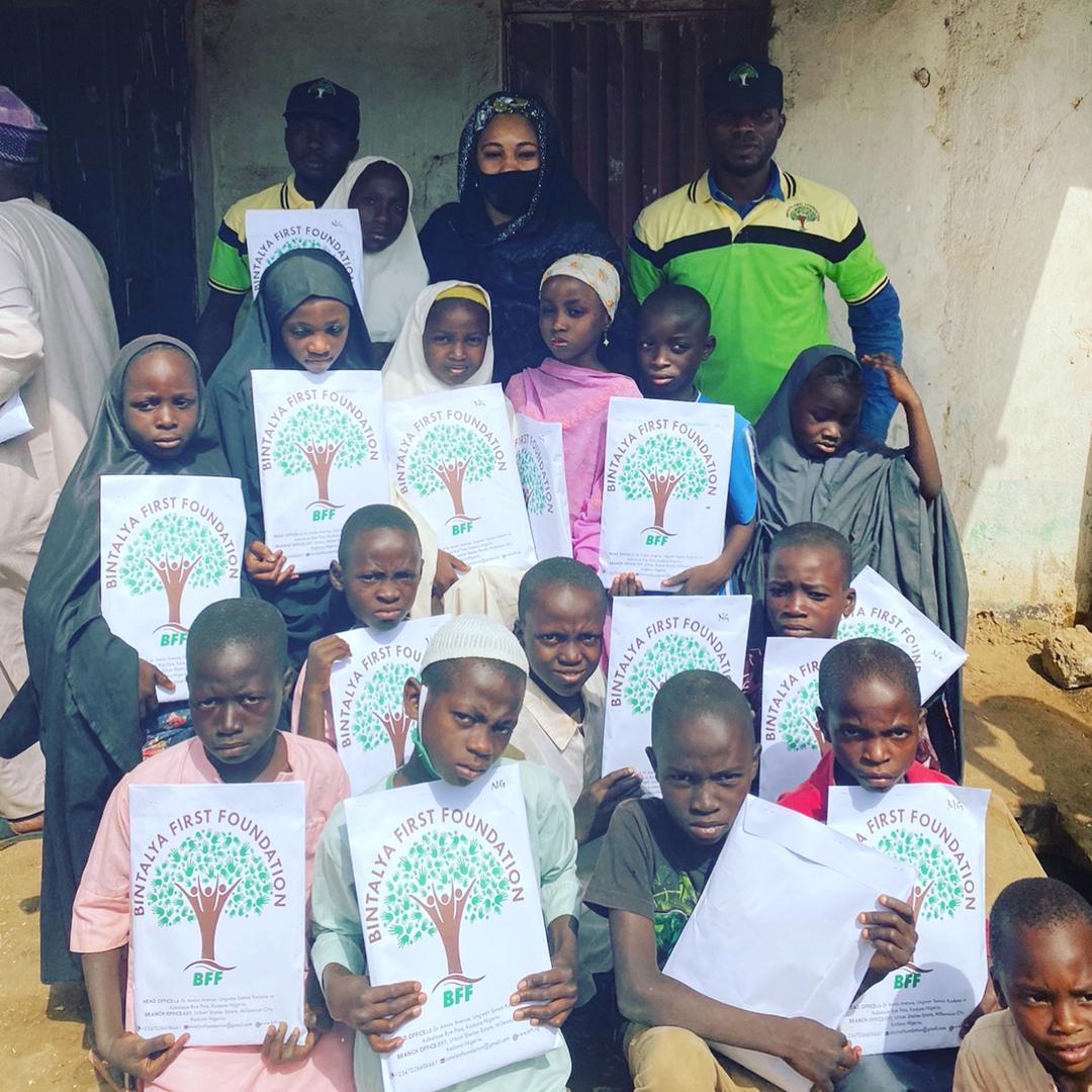 Pulse.ng : Foundation distributes educational materials to 1000 less ...