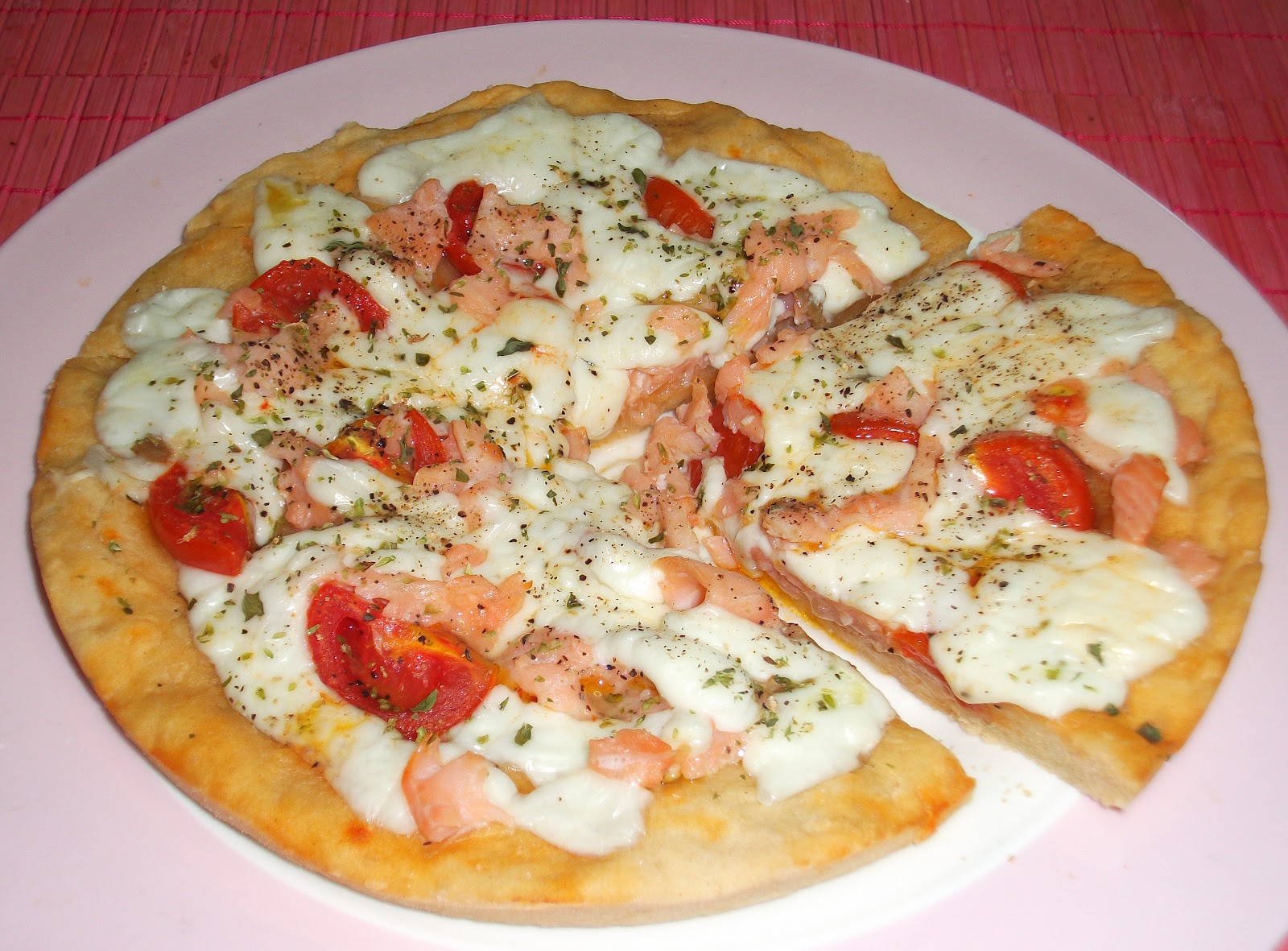 La Tavola Allegra: Pizza con Salmone Affumicato, Mozzarella di Bufala e ...