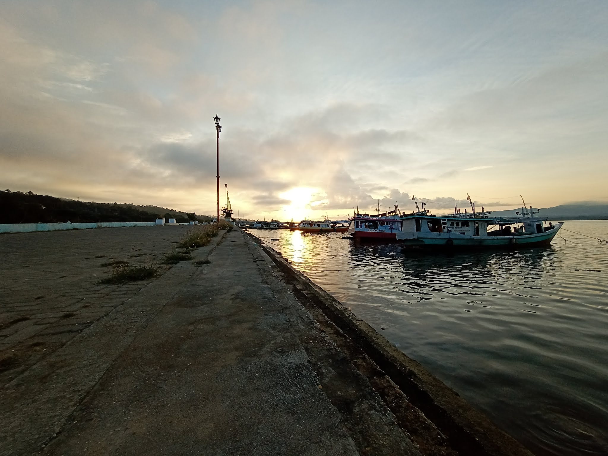 Inilah Suasana Teluk Kendari Kawasan Wisata Kendari Beach Saat Pagi ...
