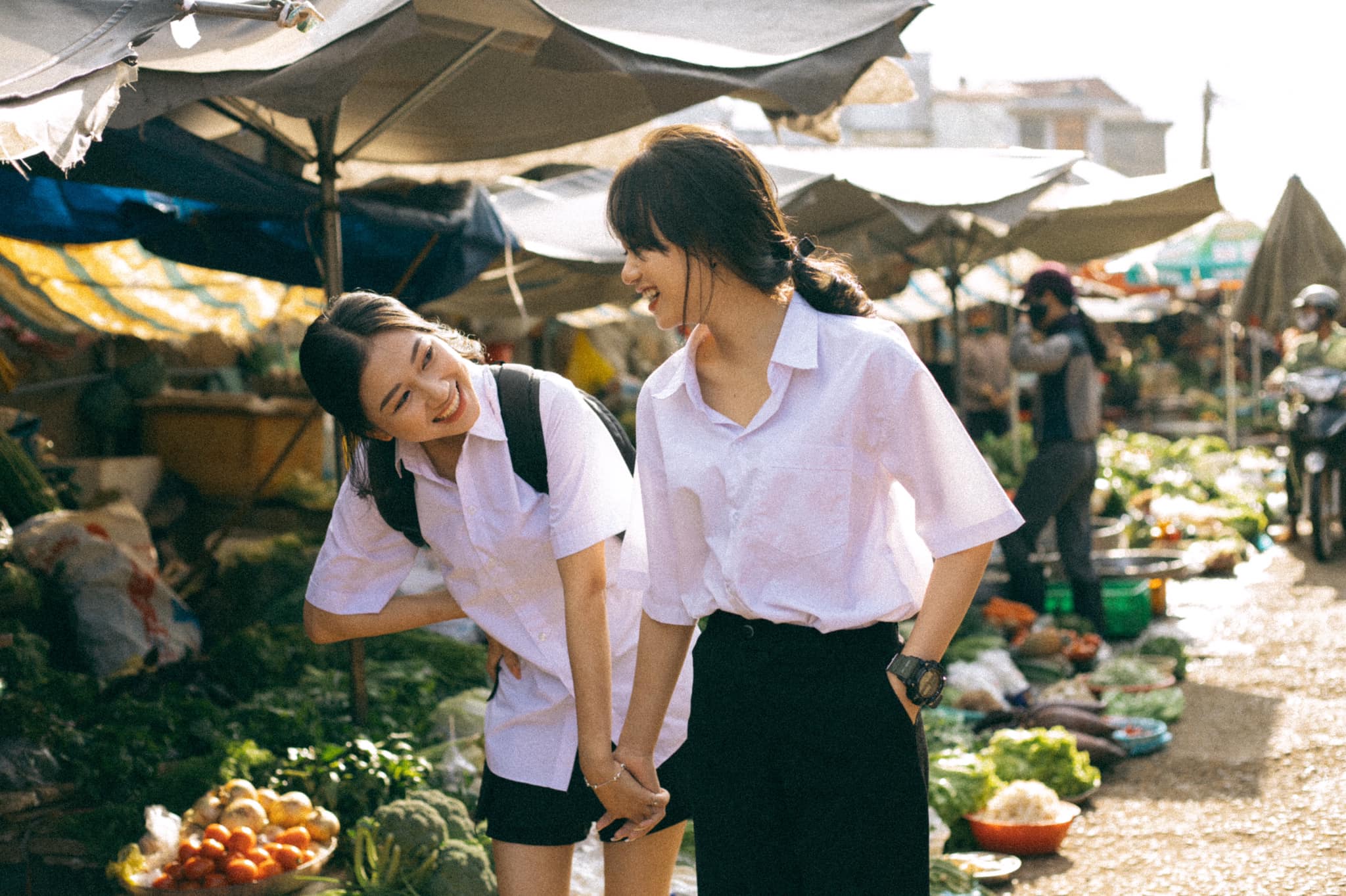 Bộ ảnh giản dị mà đẹp rạng rỡ của đôi bạn thân trường người ta