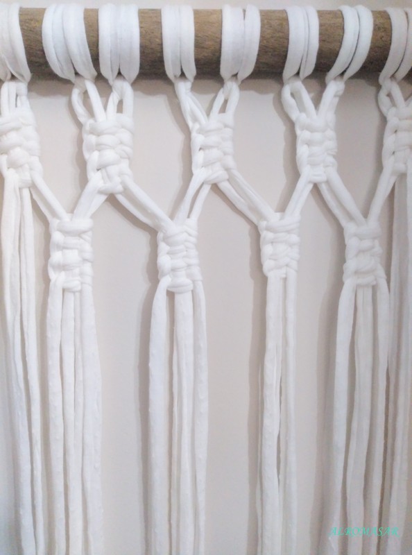 ALROMASAR: Tapiz de macramé con trapillo.