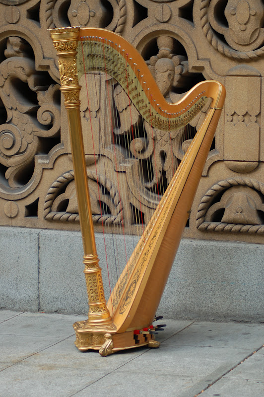 Eye For Design: Decorate Old World Style With Beautiful Antique Harps