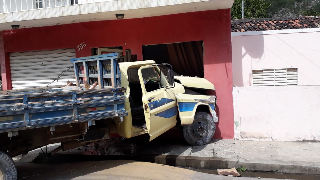 Caminhão desgovernado desce ladeira e atinge casas em Jacobina