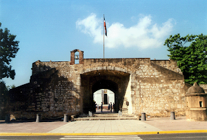TURISMO DE LA REPÚBLICA DOMINICANA: Puerta del conde " Santo domingo"