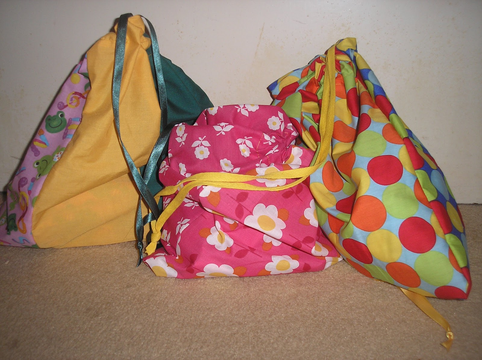 As snug as a bug in a rug: Tutorial: How to sew kindy sheets WFMW