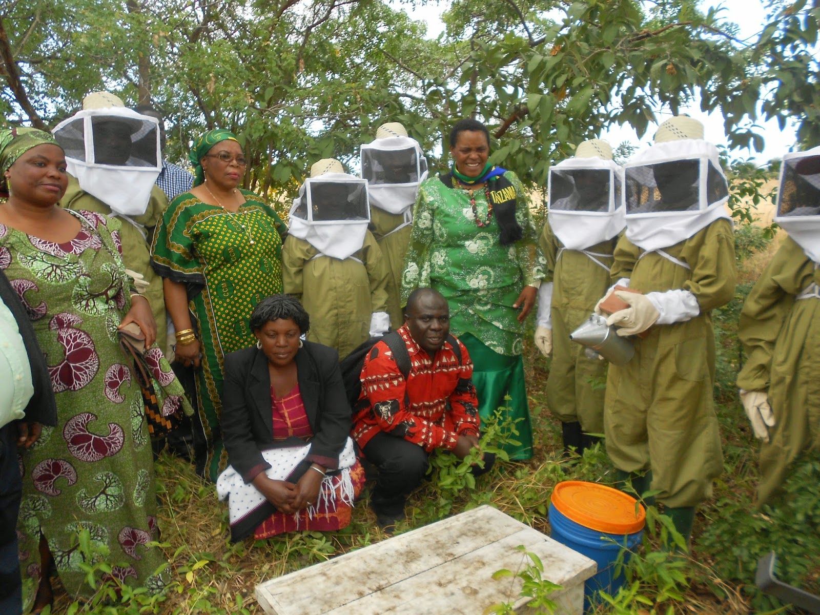 VIKUNDI 6 VYAKABIDHIWA MASHINE ZA KUKAMUA ASALI - Bamiza | News Blog