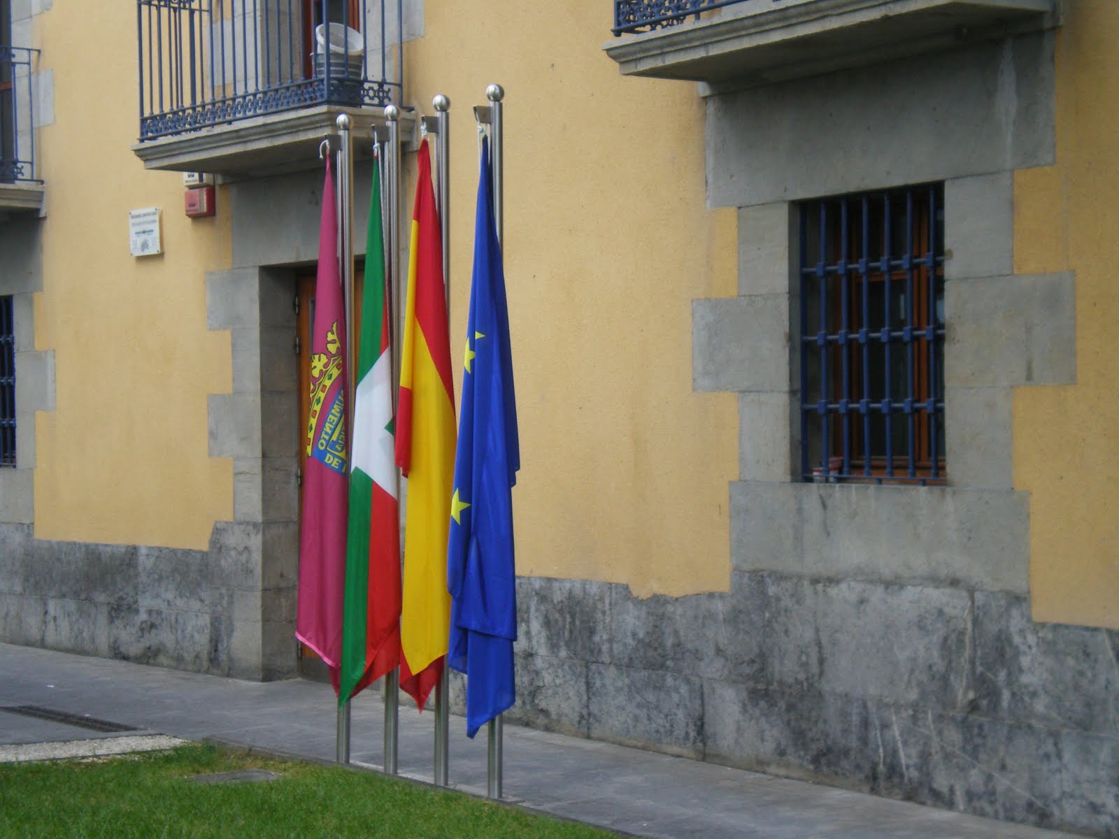 amurriodenuncianuncia: La Bandera de Araba/Álava ondea en Amurrio