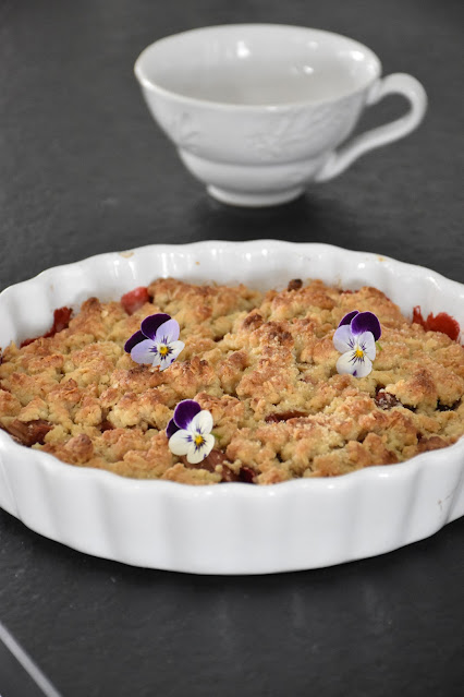 Tildas Kök och Vin: Rabarber - och jordgubbspaj med knäckigt täcke