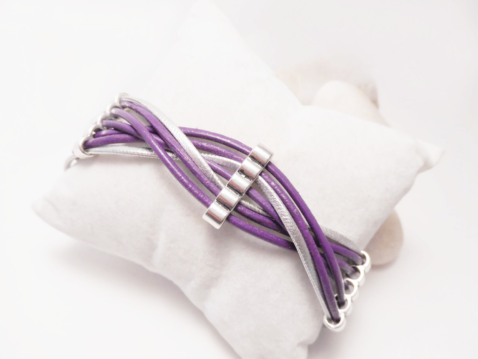 PULSERA CUERO MORADA Y PLATA