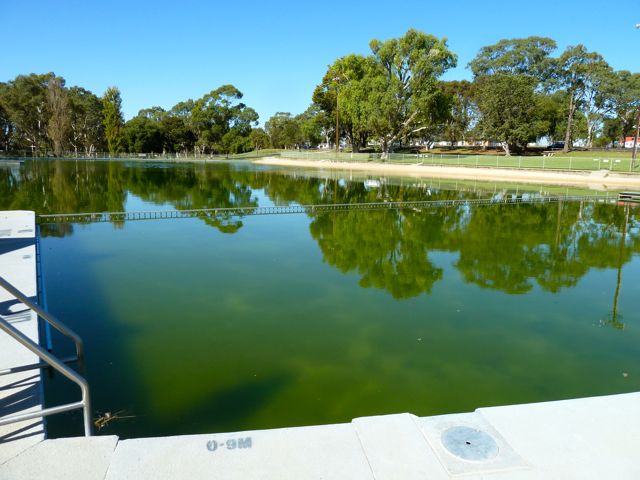 Peter and Vicki's Travel Blog: Nice times in Naracoorte