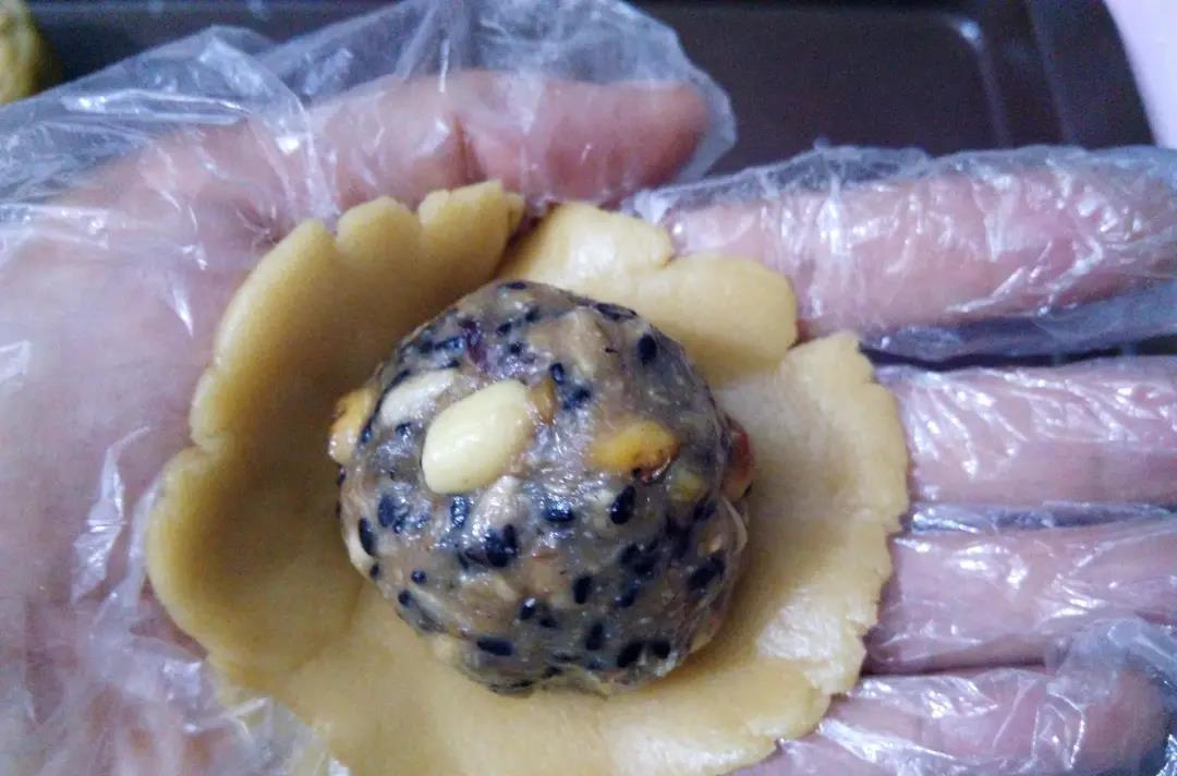 Homemade Mooncakes with Five Nuts