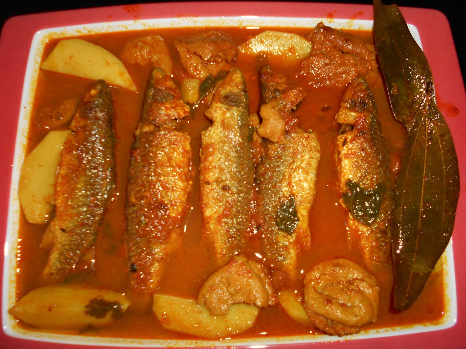 Paramita's Kitchen: Aloo , Bori Diye Parshe Macher Jhol / Parshe Fish ...