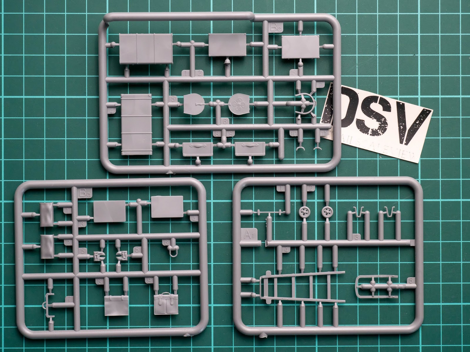 Miniart 1/35 German Train Station Staff (38010) - DetailScaleView