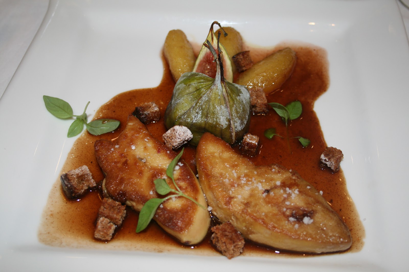 Gebakken eendenlever met gekaramelliseerde goldenappelen en rode ...