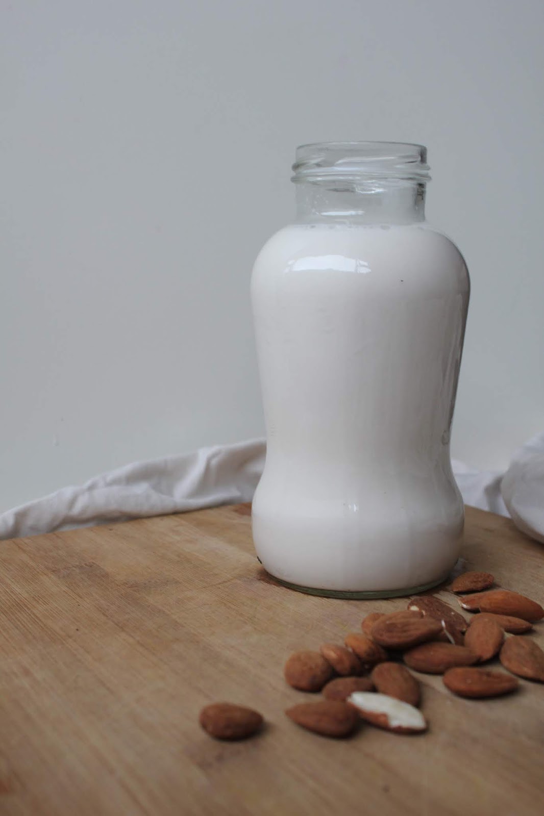 How to make almond milk at home // Comment faire du lait d'amande ...
