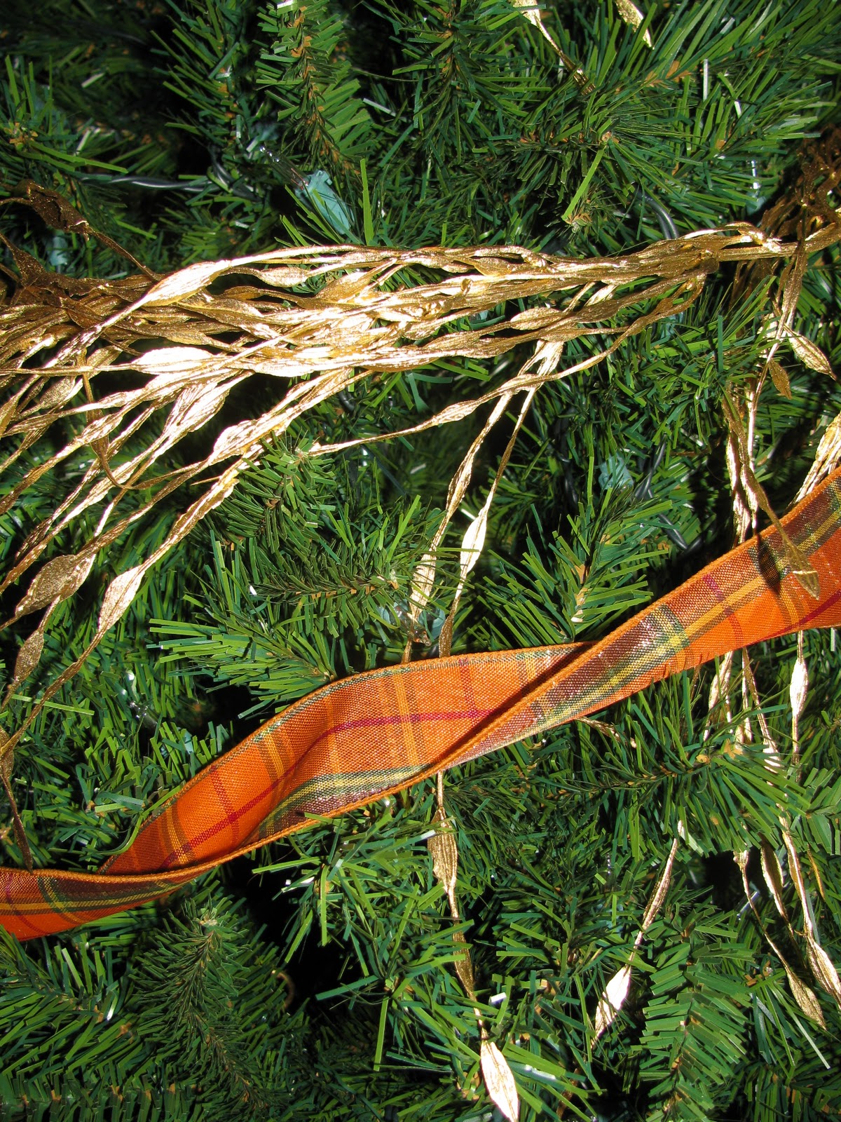 The Alligator Box : Decorating a Christmas Tree for Autumn