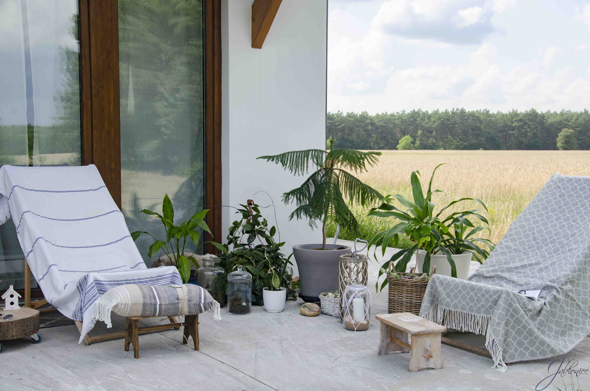 Jak stworzyć tanim kosztem taras w stylu boho?