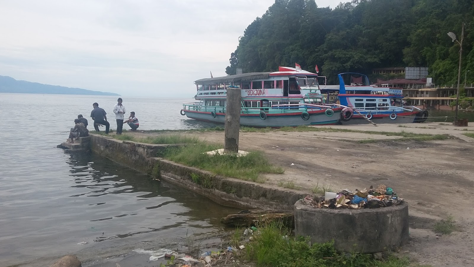 Pelayaran Rakyat di Tepian Danau Toba, Parapat, Sumatera Utara