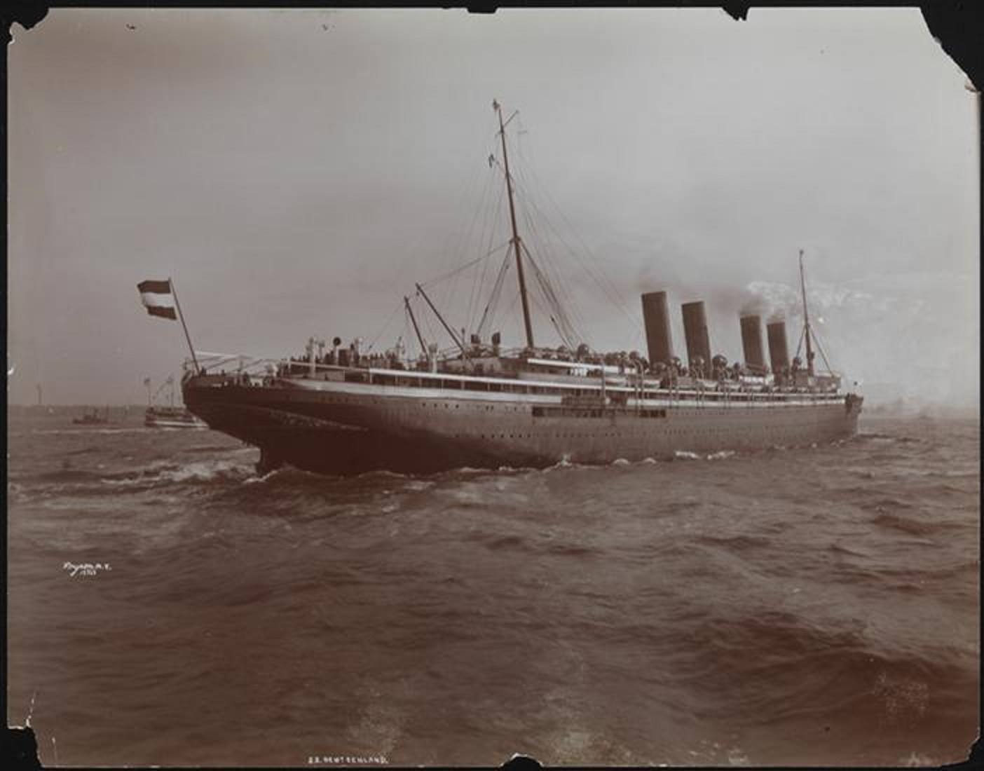 HISTORY - ss DEUTSCHLAND - The only HAPAG four stacker and Blue Riband ...