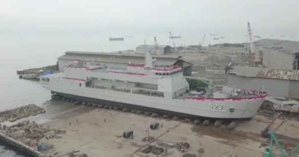 Indonesian Navy terima Kapal Perang baru KRI Teluk Palu 523 Landing ...