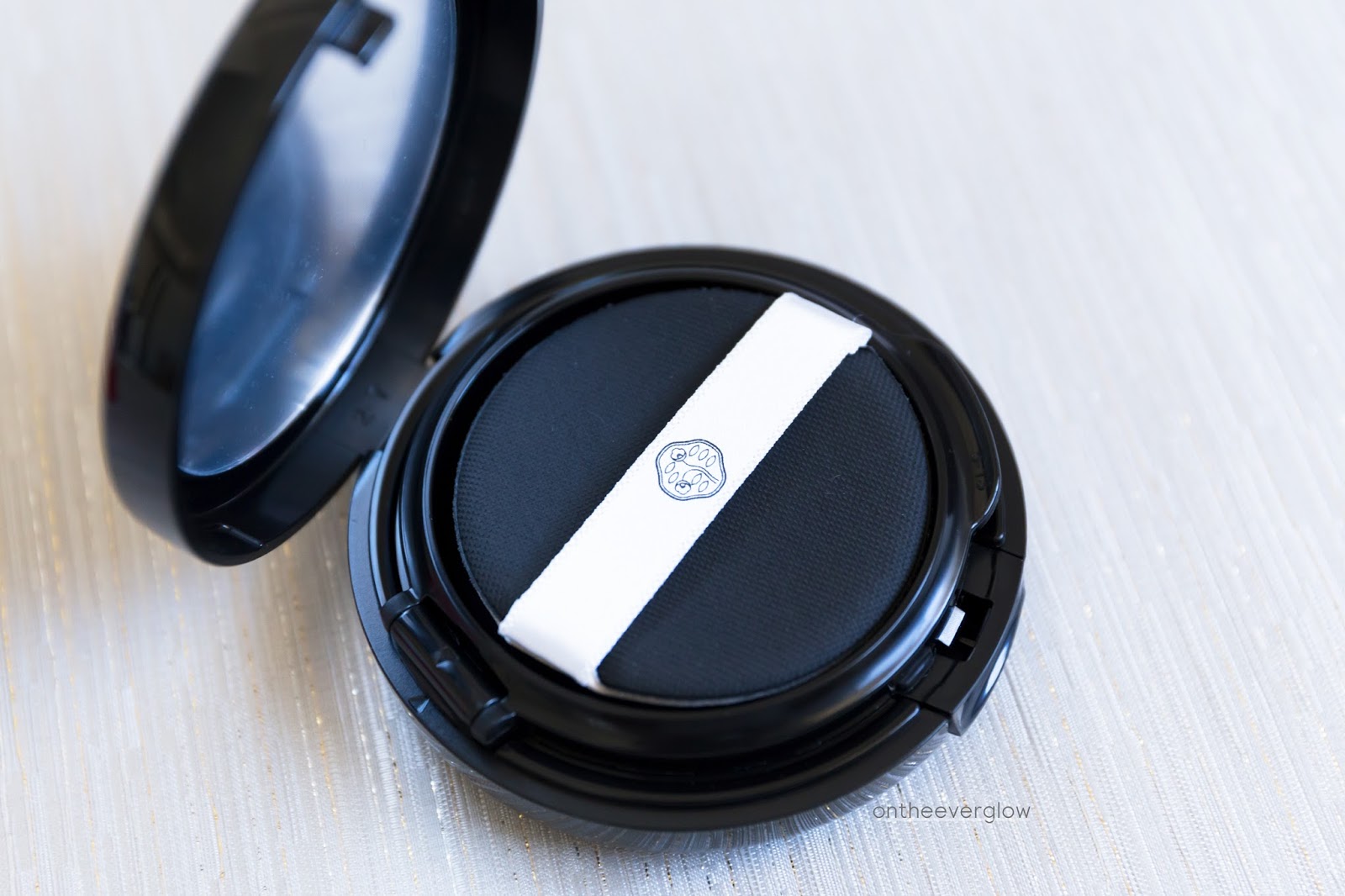 Review: Shiseido Synchro Skin Glow Cushion Compact in Ochre 20 | On The ...