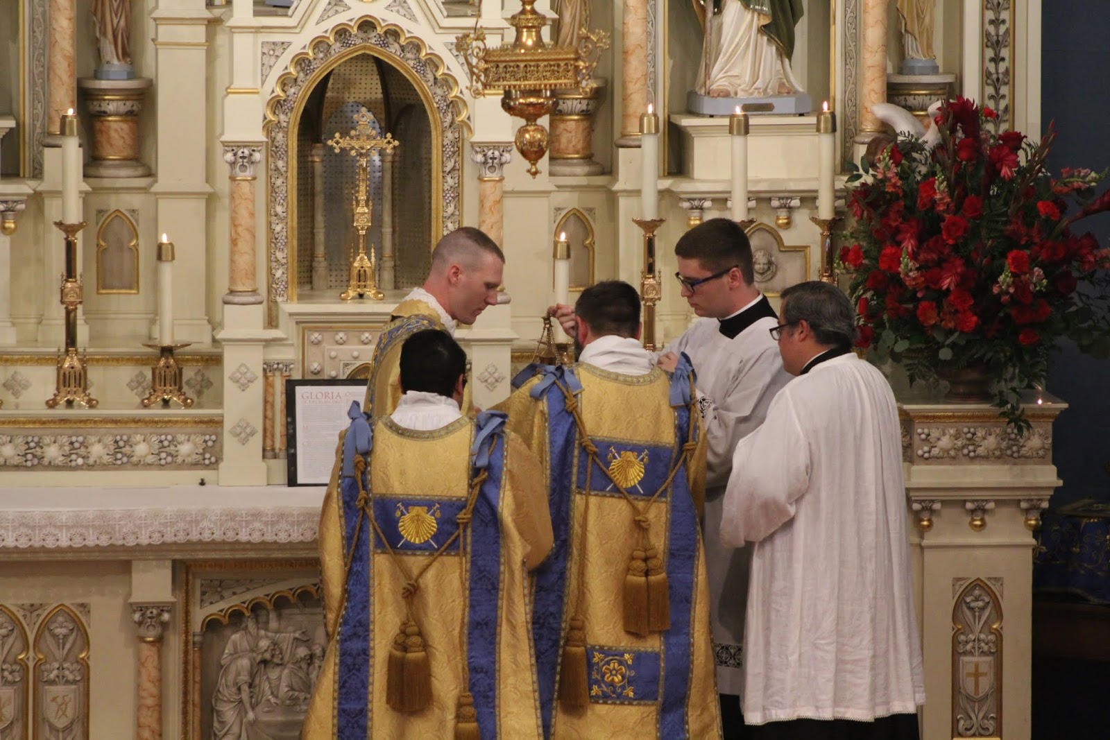 New Liturgical Movement: Photos of a New Priest’s First Mass