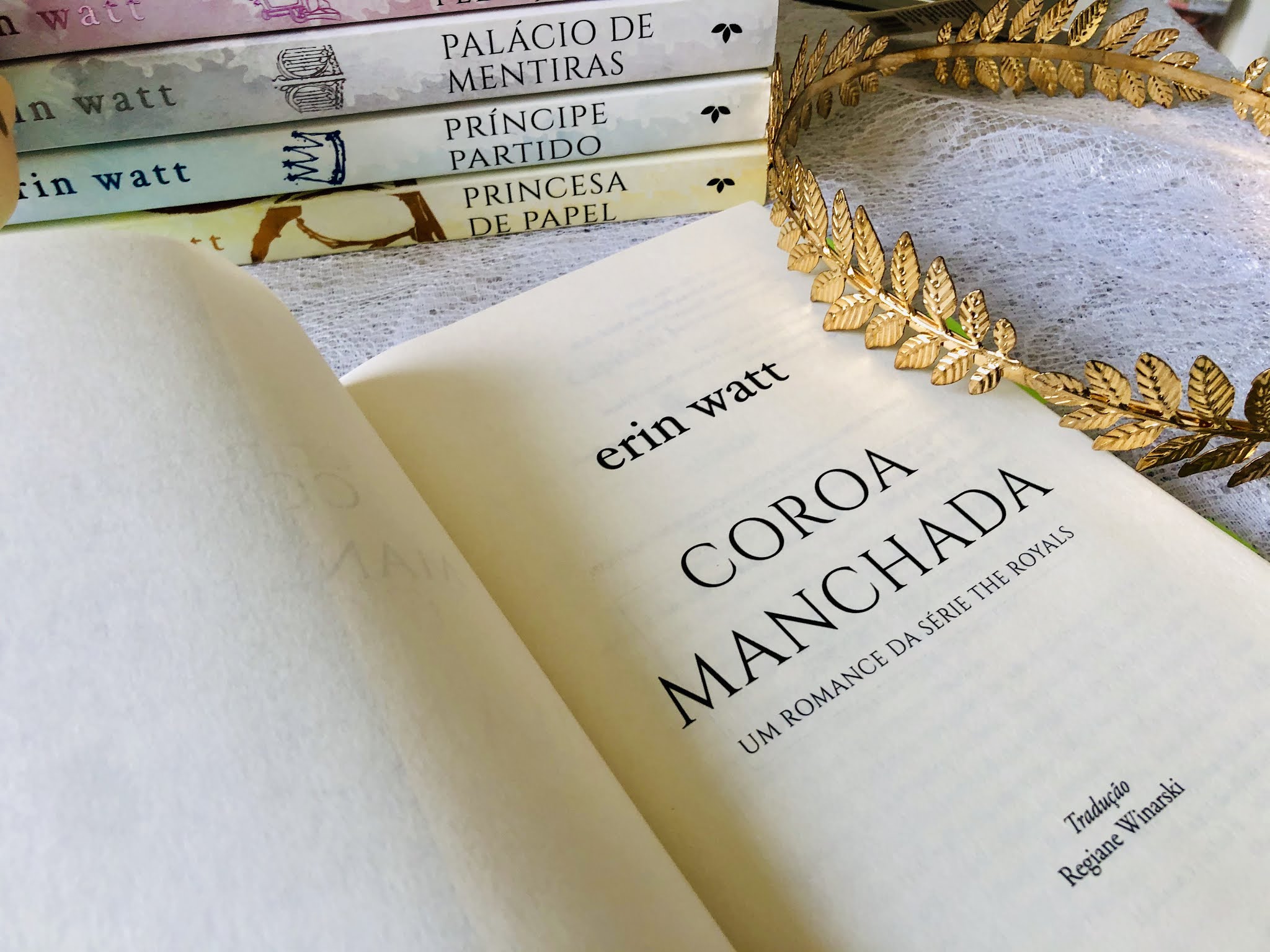Malucas por Romances: Resenha: Coroa Manchada - Série The Royals 3,5 ...