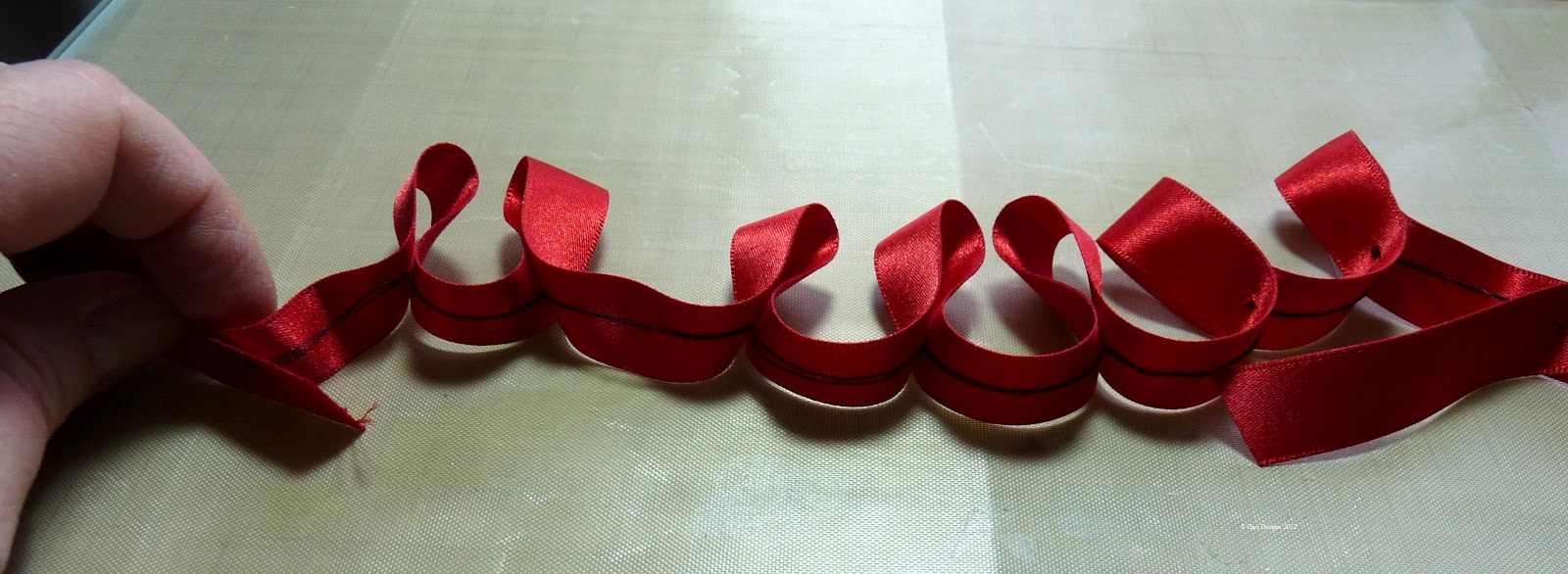 DipsDesigns: Ruffle Ribbon Trim Tutorial