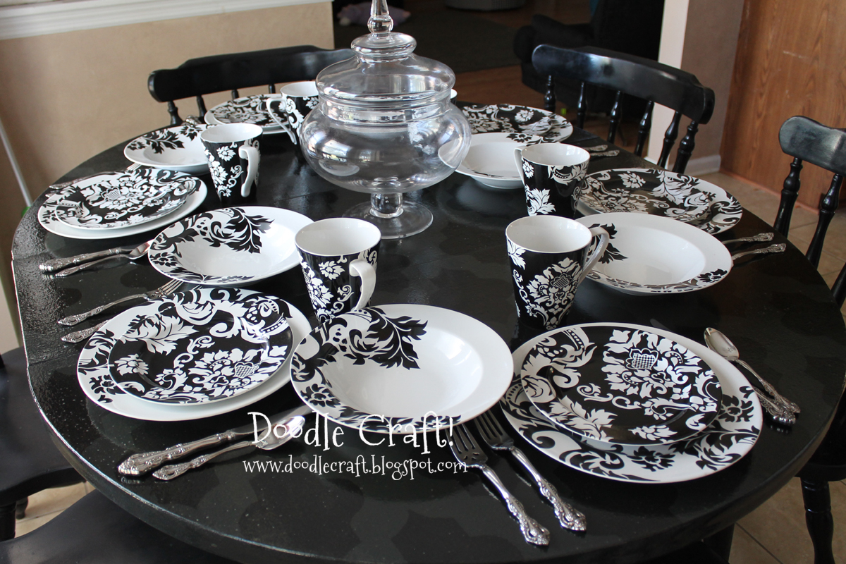 Stencil a Round Kitchen Table tutorial!