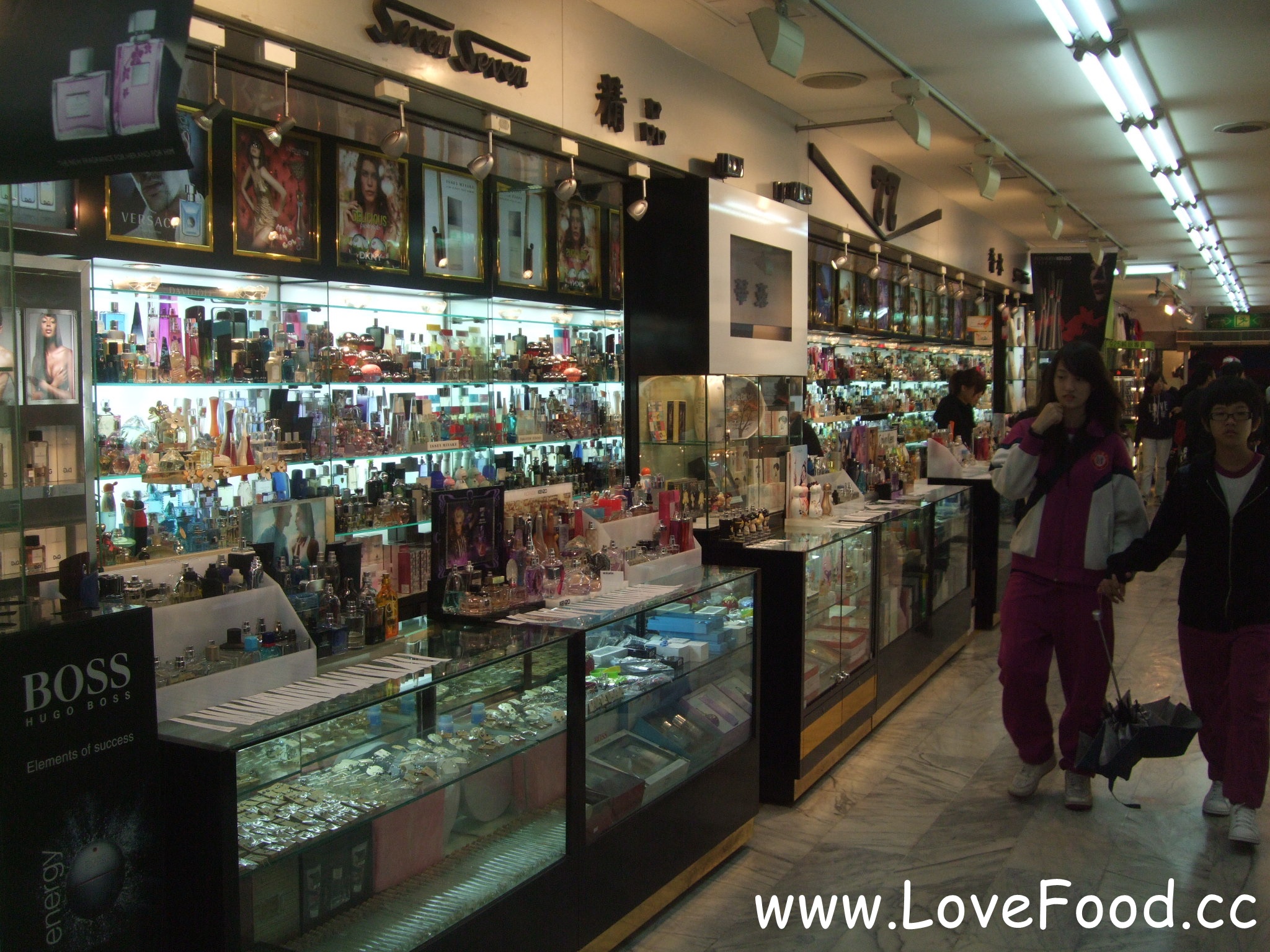 【台北萬華】萬年商業大樓 @ 西門町 - 扭蛋機 電玩模型 衣服皮件 樓上有湯姆熊 B1還有美食街 - Wan Nian Building