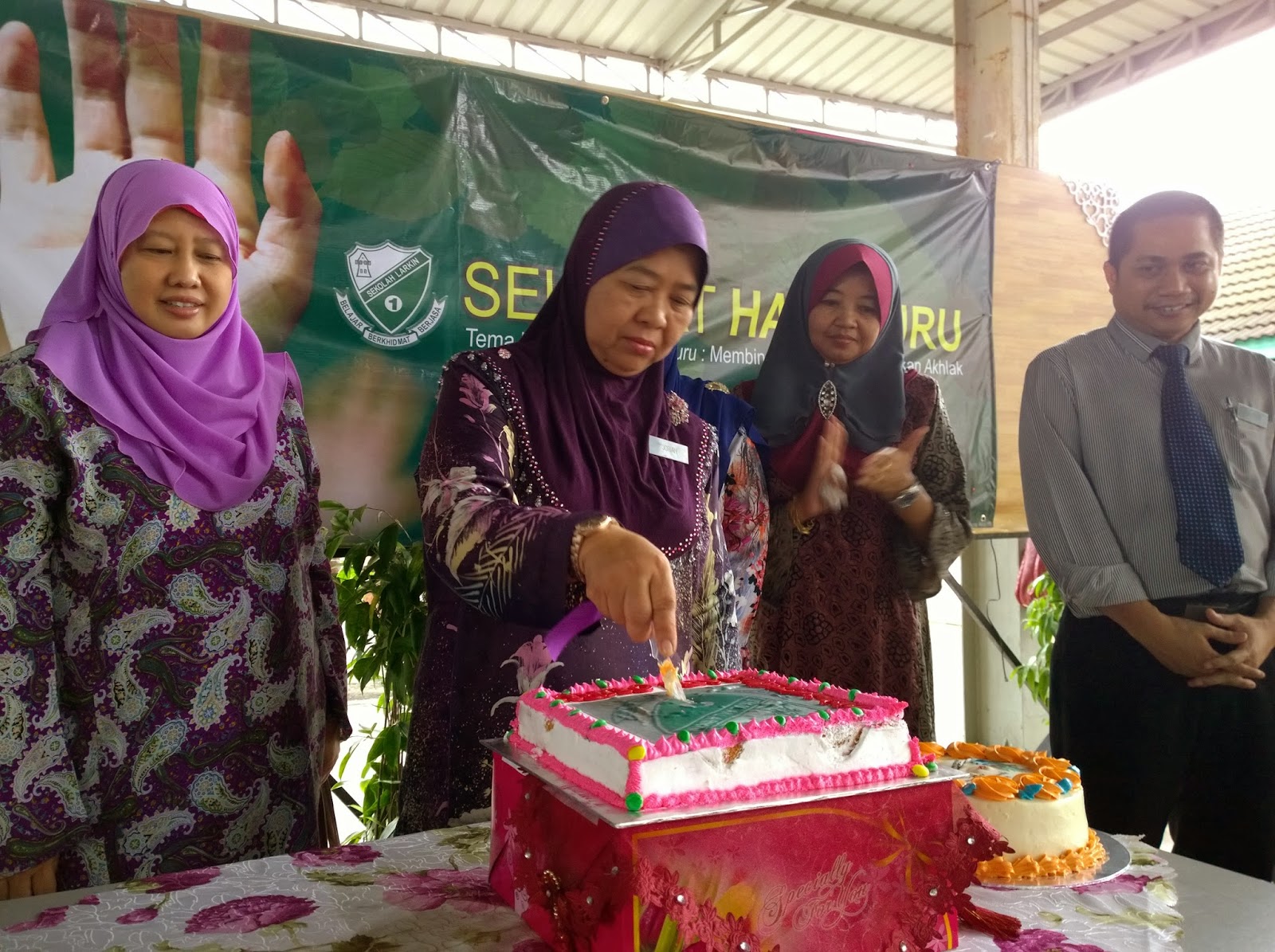 18 MEI 2015: MAJLIS POTONG KEK HARI GURU