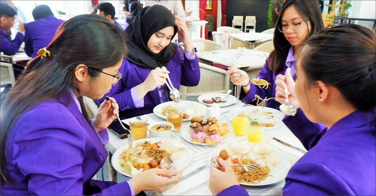 FOOD UNIVERSITY INDONESIA: Jamuan Makan Siang di Hotel Berbintang