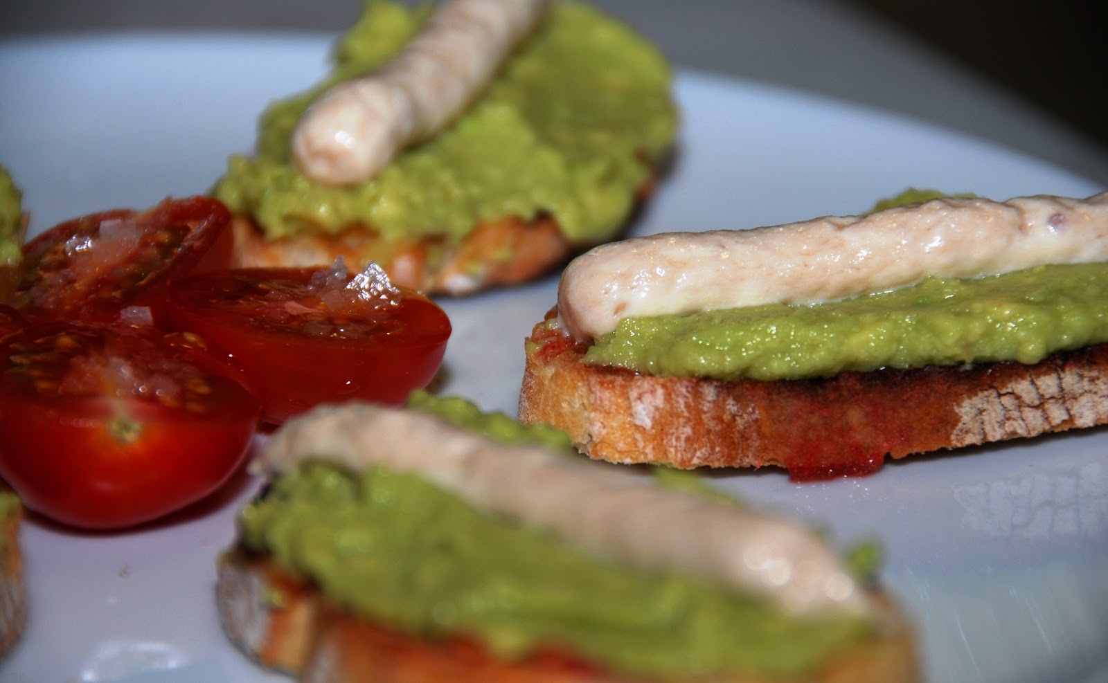 TOSTADAS DE AGUACATE CON PATÉ DE ATÚN