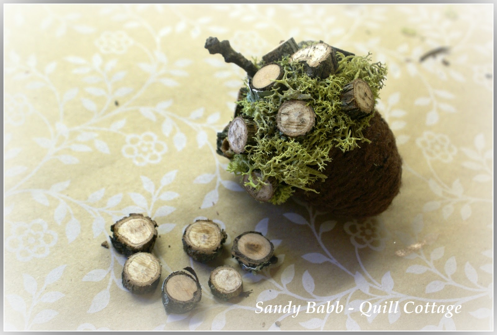 Quill Cottage: DECORATIVE ACORN TUTORIAL...