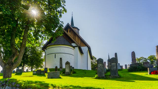 Turer i hytt og gevær.: Bø kirker 140819