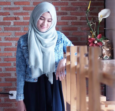 Jilbab Modern dan Simpel Ala Alyssa Soebandono