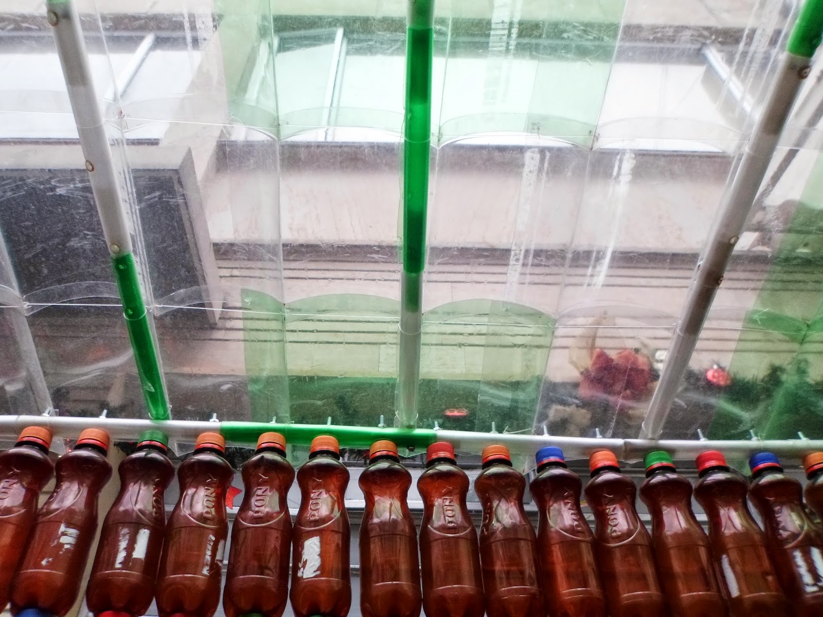 Tejas PET | Jardinagem em recipientes, Garrafas pet, Floreiras