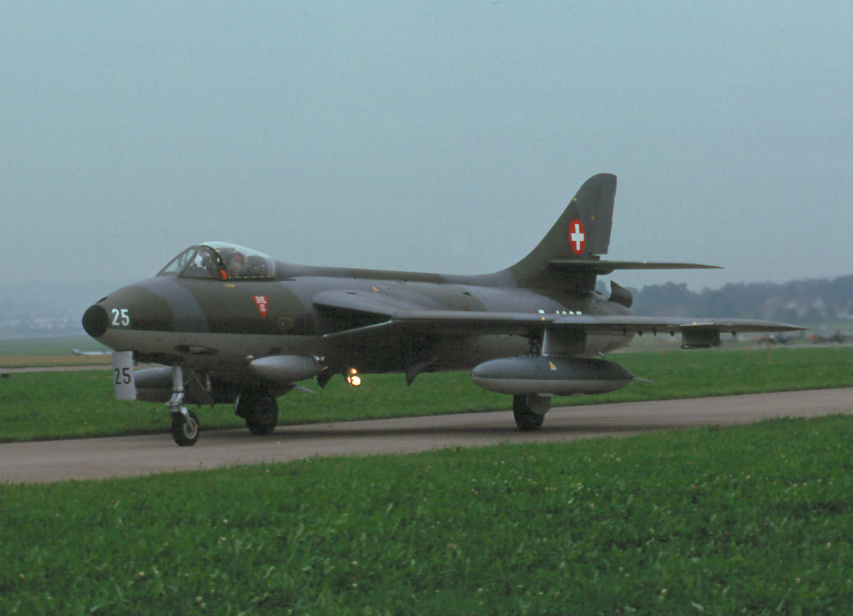 Militär: Schweizer Luftwaffe Hawker Hunter Mk. 58 J-4025