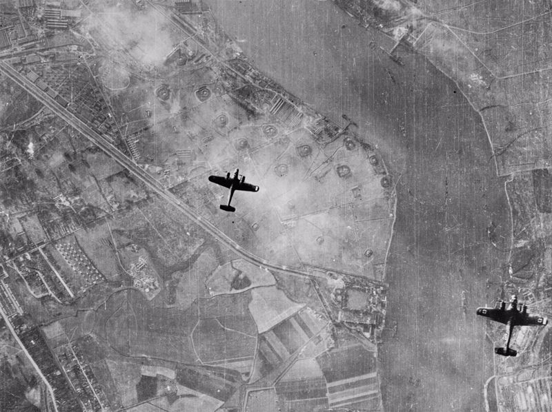 15 Powerful Black and White Photos of London During the Blitz ~ Vintage ...
