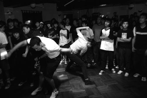 Sejarah dan Kontroversi Pogo Dance