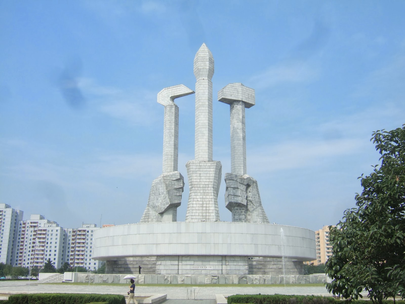 The Travels of a Curious Old Man: Pyongyang (2), A Day for Waving ...
