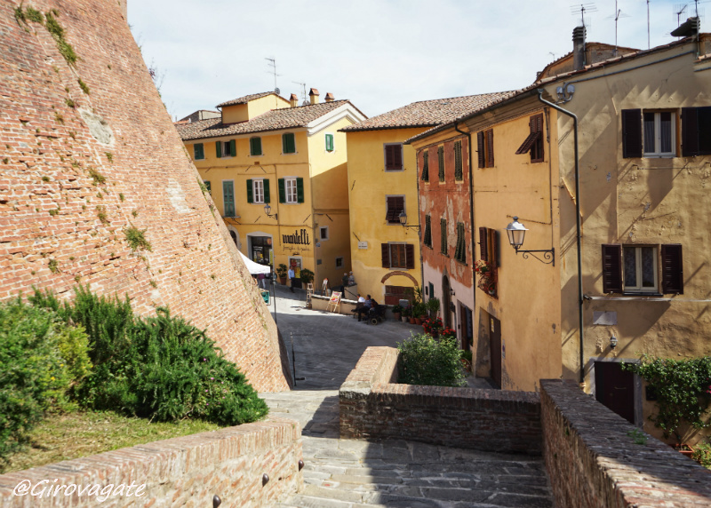 Cosa vedere a Lari: il Castello dei Vicari e il centro storico ...